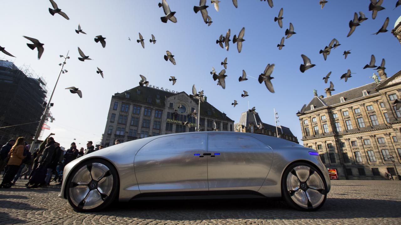 De Zelfrijdende Auto van Mercedes-Benz Rijdt Door Amsterdam - Pure Luxe