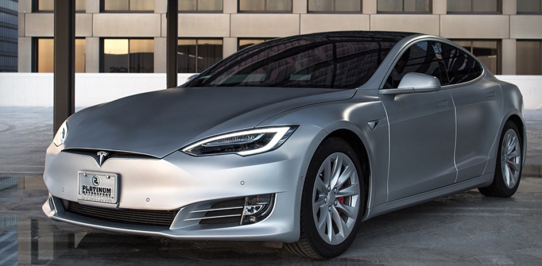 Kanye West was niet tevreden met Tesla's kleurkeuze, dus gaf hij z'n ...